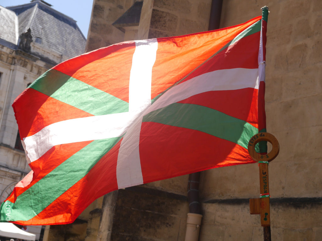 Fetes de Bayonne drapeau basque 02 ©CDT64 - Onetik